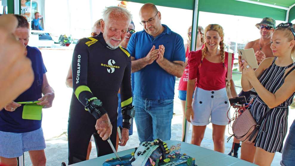 Ναυάγιο Ζηνοβία - Ρεκόρ Guinness - Ray Woolley: Ο γηραιότερος δύτης του ...