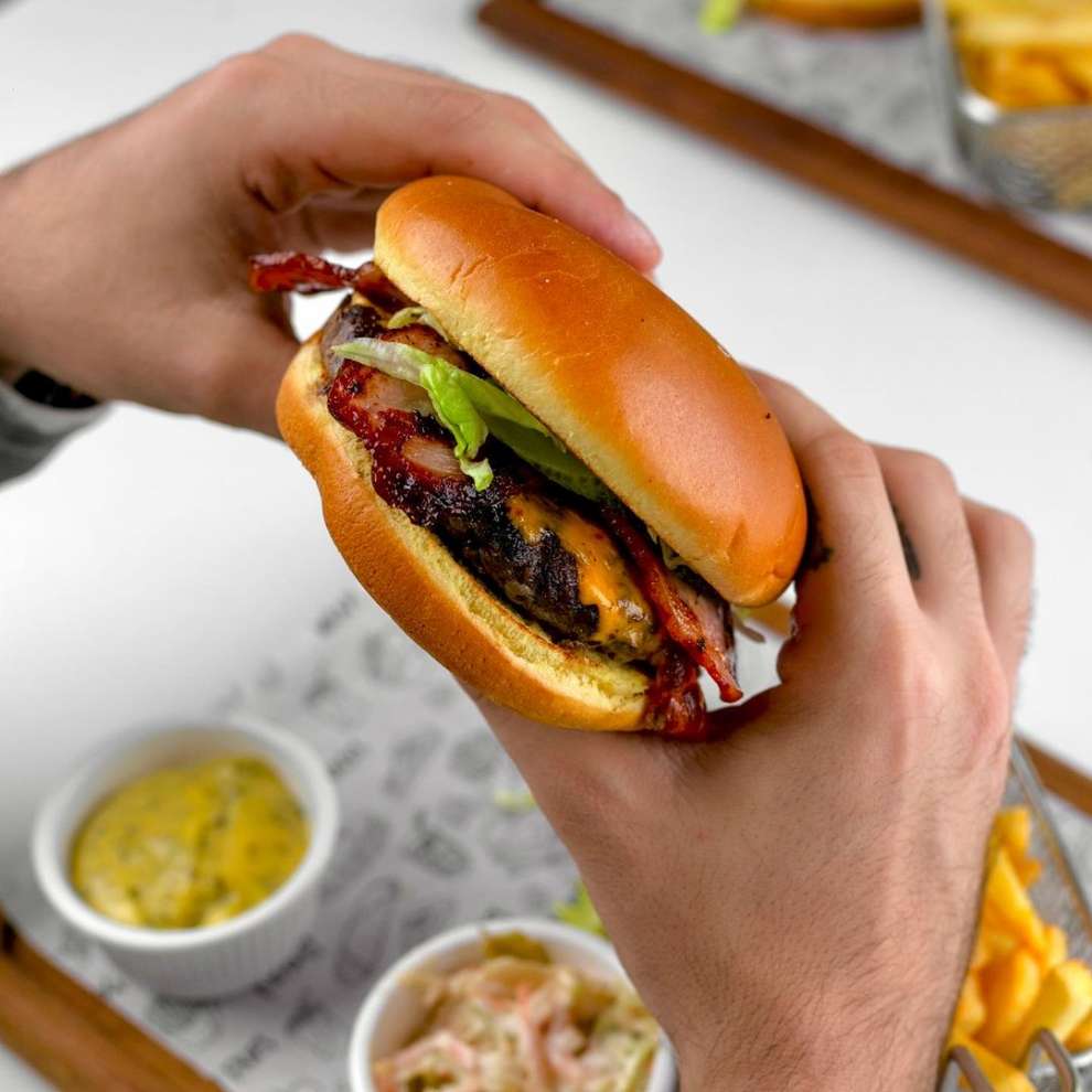 Where to eat delicious burgers in Limassol - 7 places that will become ...