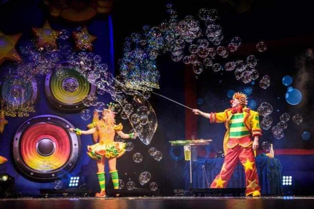 Circus Bubble Show -ELEPHANT AND POLAR BEARS - H διάσημη ομάδα τσίρκου ...