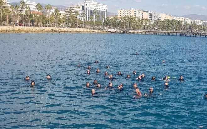 Κολύμπησαν στα παγωμένα νερά για τους «Μικρούς Ήρωες» - Το πιο δυνατό ...