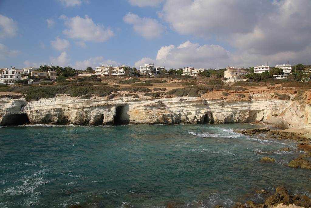 Πήγε για φωτογραφίες στις θαλασσινές σπηλιές και έπεσε από 7 μέτρα ύψος ...