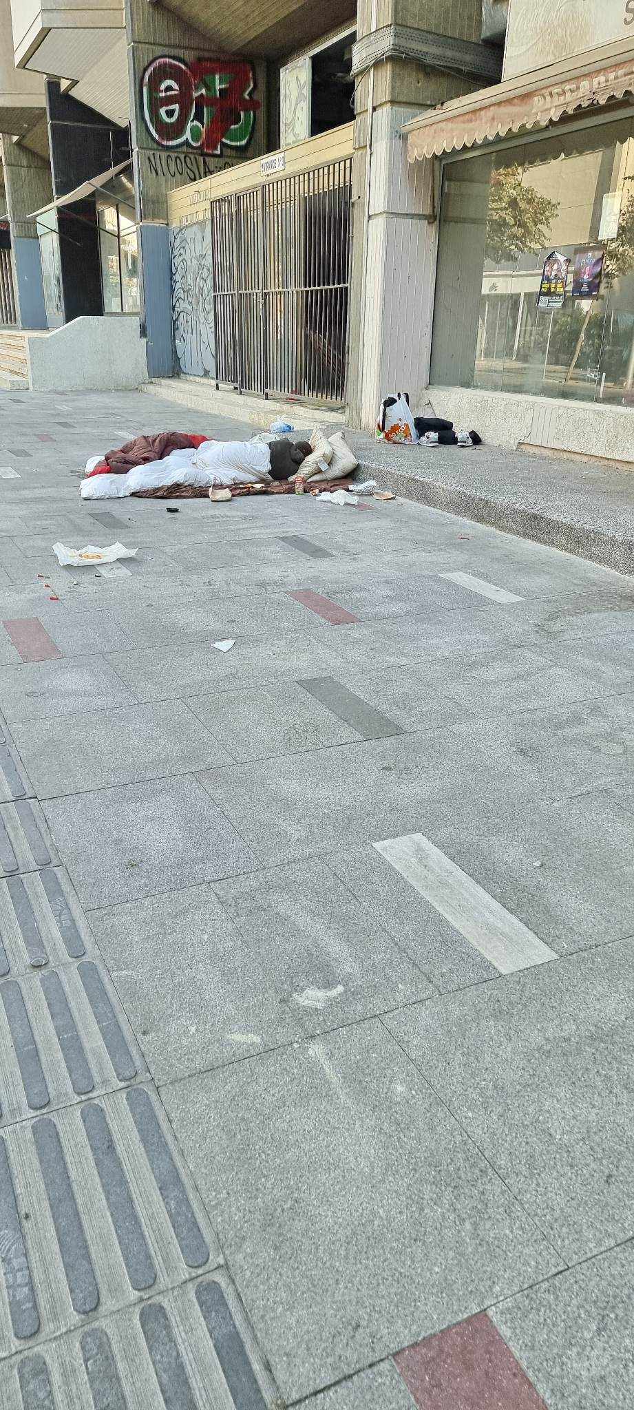 ΛΕΥΚΩΣΙΑ: Πατέρας και γιος κοιμούνται στο πεζοδρόμιο σε πολυσύχναστη ...