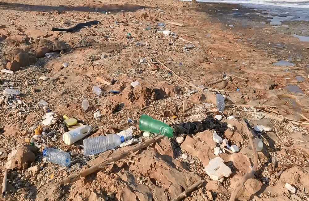 Γεμάτη σκουπίδια η παραλία Αιγιαλός - Ντροπιαστικές εικόνες (Φώτο / Βίντεο)
