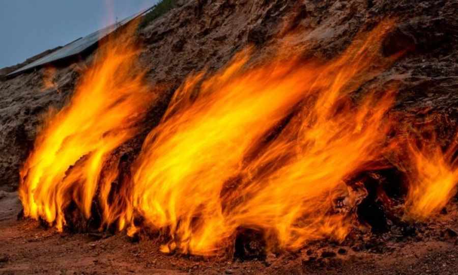 Η φωτιά που καίει 4.000 χρόνια - Δεν τη σβήνει ούτε η βροχή - «γη της ...