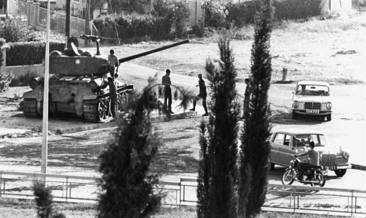 Το κρατικό ραδιόφωνο, το ΡΙΚ, ήταν από τους πρώτους στόχους του ...