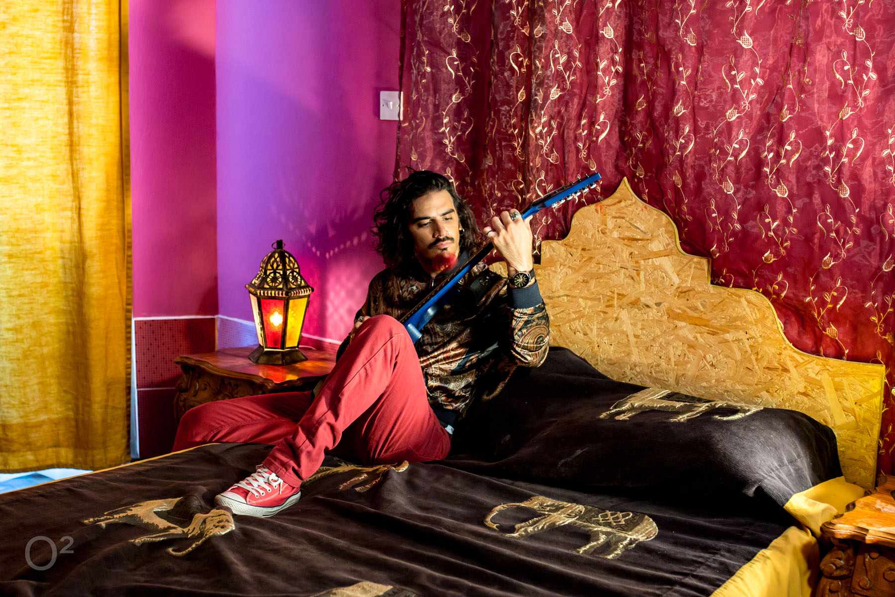 Γνωρίζοντας καλύτερα τον Χάρη Πάρη - Ο Κιθαρίστας του συγκρότηματος ...