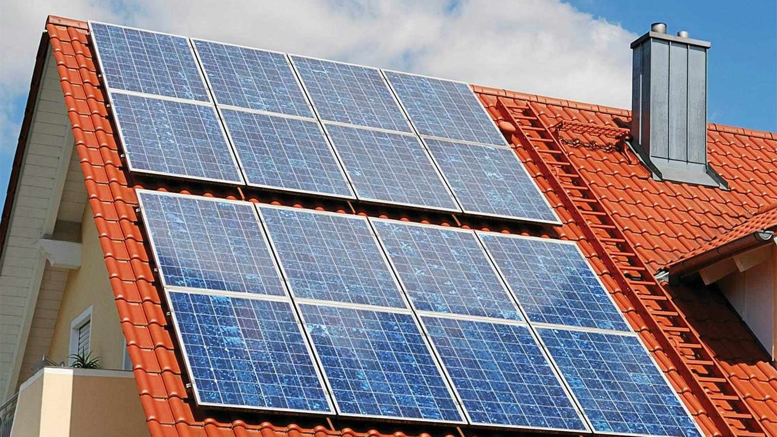 Χαμος για τα σχέδια των φωτοβολταϊκών στέγης - Αύξηση 100% το '22 ...