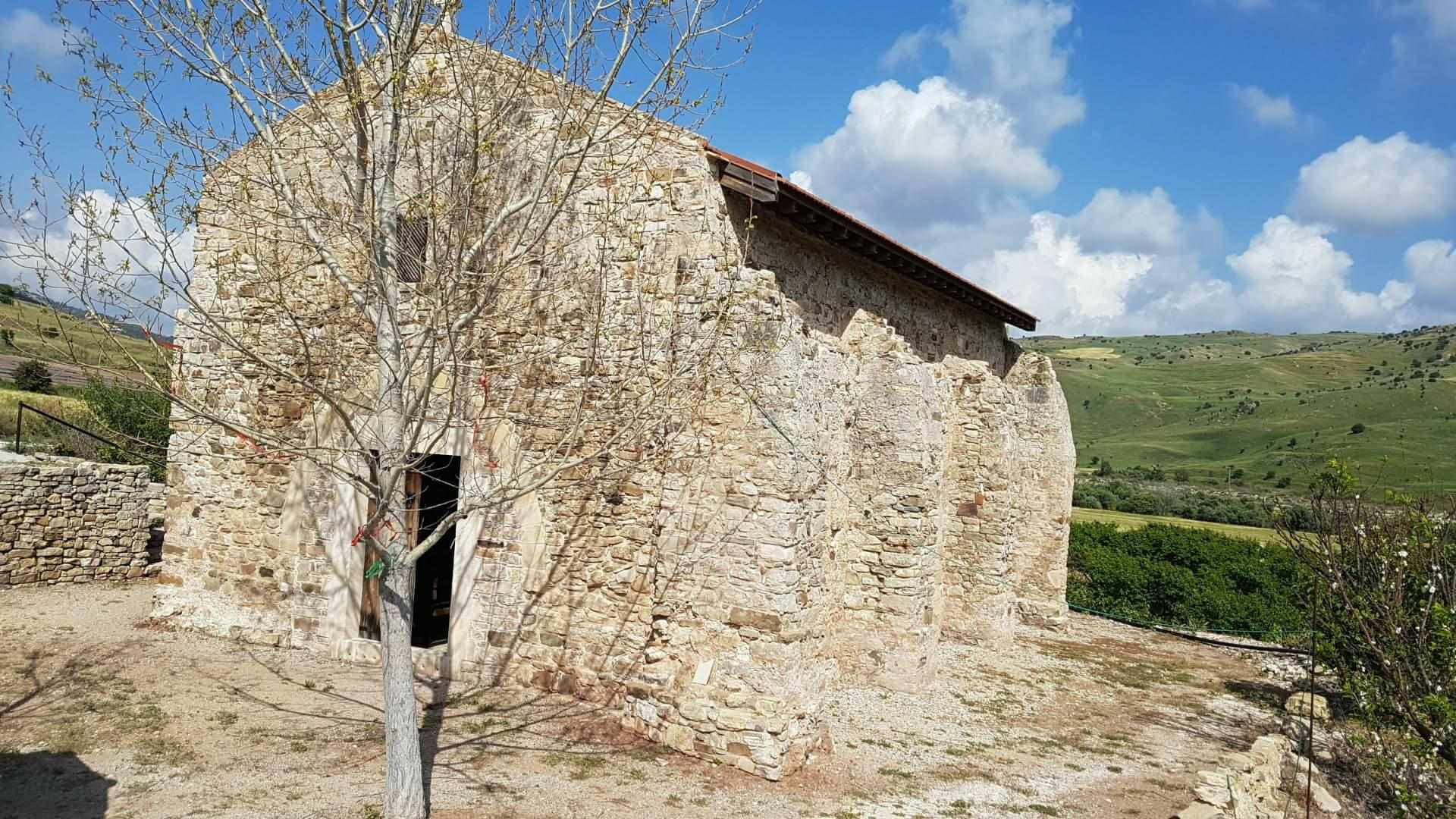 Κυρά Ελεούσα στη Νατά - Ένα εξωκλήσι αφιερωμένο στην Παναγία την Ελεούσα